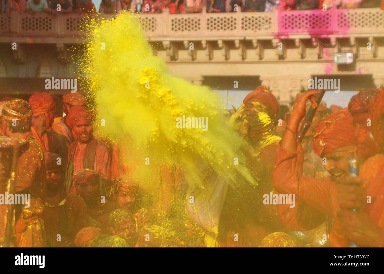 Mathura, Uttar Pradesh, India. 7th Mar, 2017. An Indian Hindu devotee ...