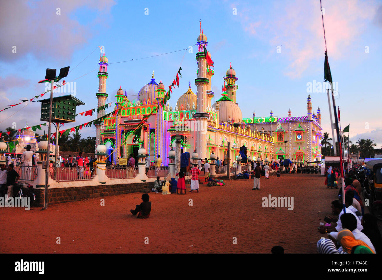 Kerala, India. 7th March 2017. Beemapally is decorated with coloured ...