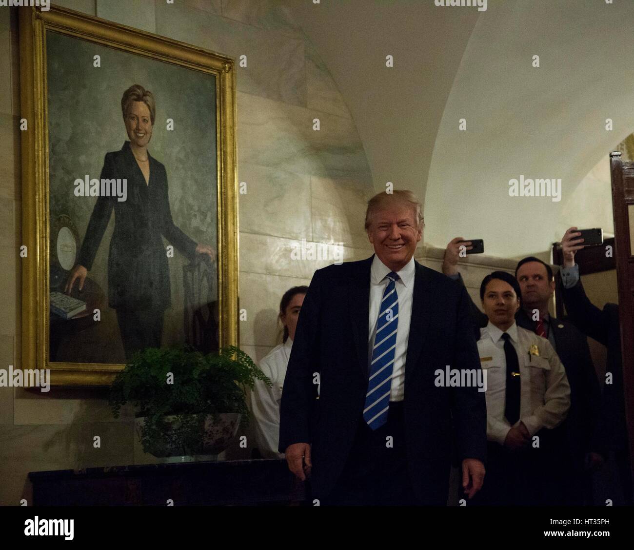 Official portrait of donald trump hi-res stock photography and images ...