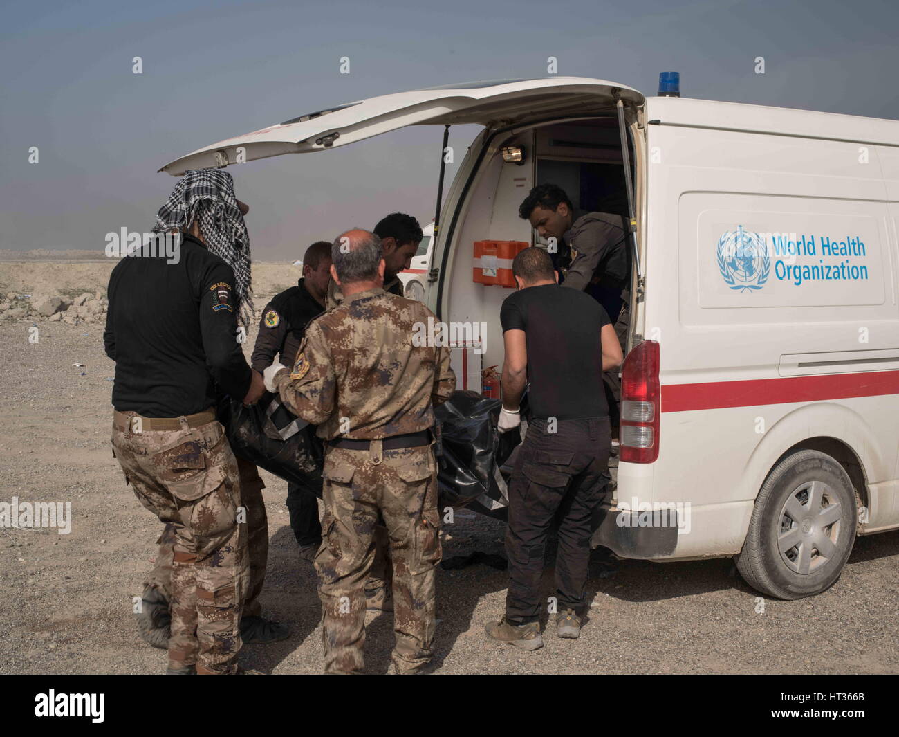 Mosul, Nineveh, Iraq. 1st Mar, 2017. Iraqi Special Forces medic load ...