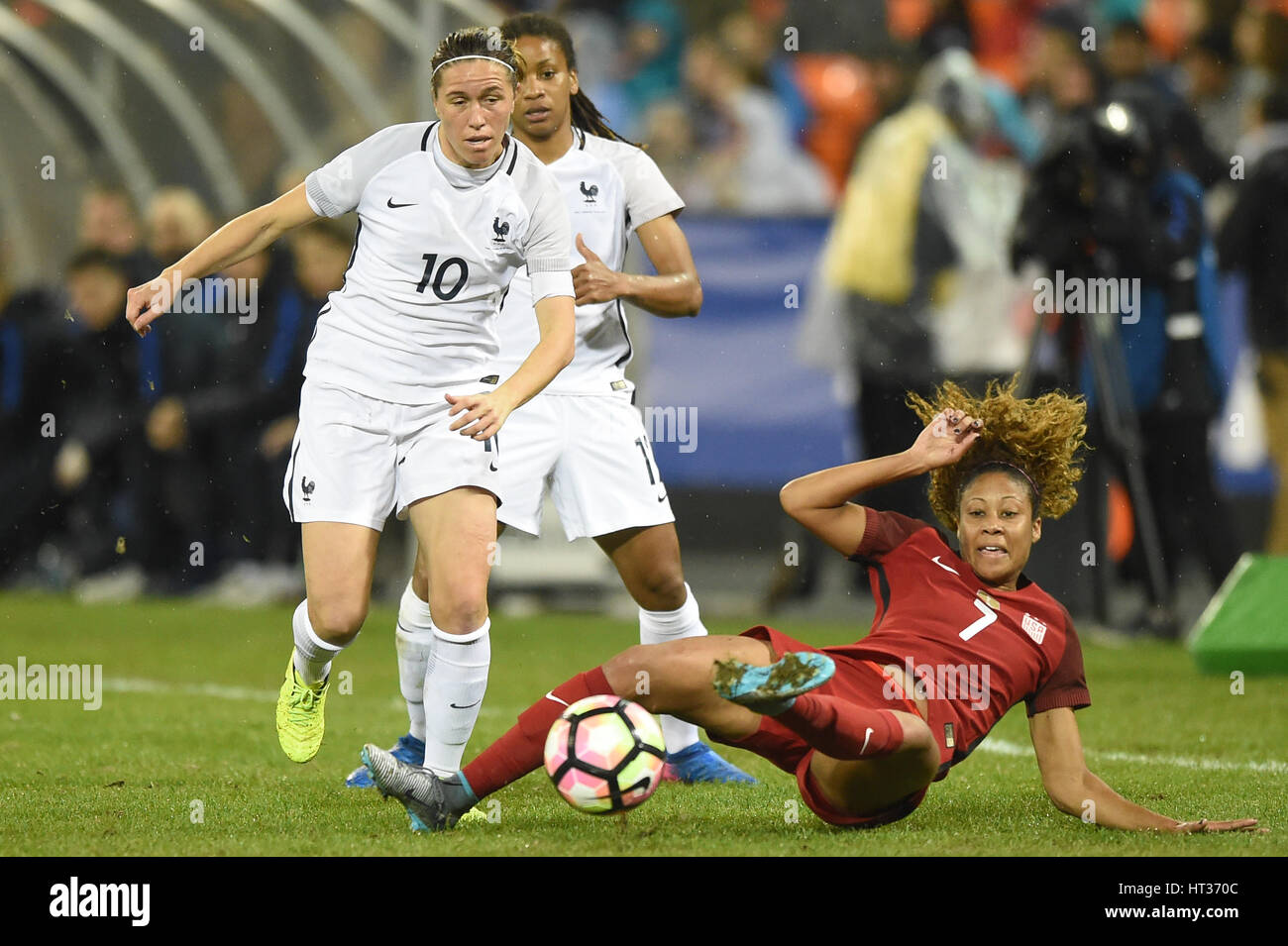 Washington DC, USA. 07th Mar, 2017. USA's Casey Short (7) battles ...