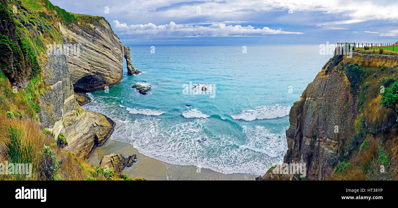 Arch stone cliff sea beach hi-res stock photography and images - Alamy