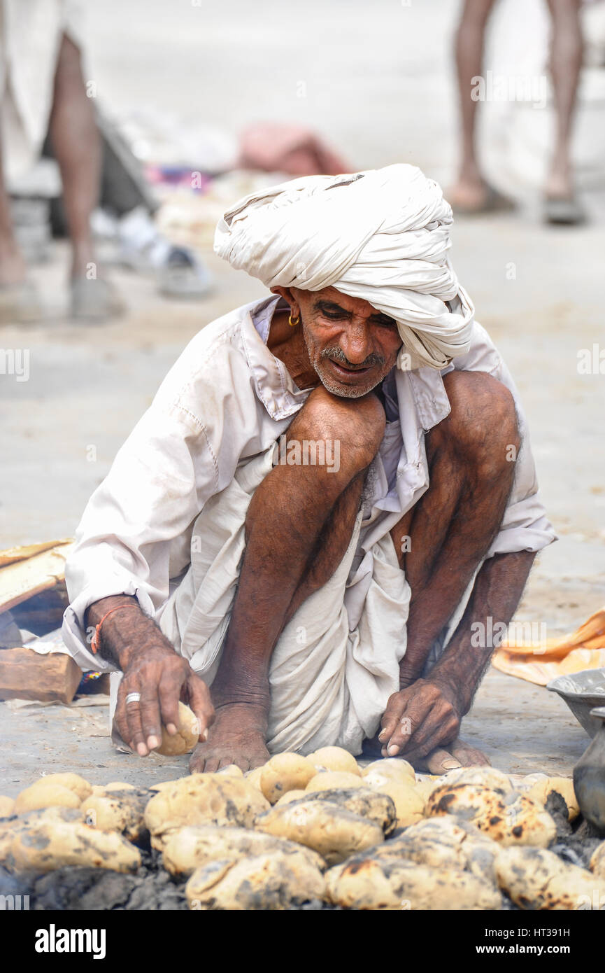 A man bakes bread on hot embers in Rajasthan Stock Photo - Alamy