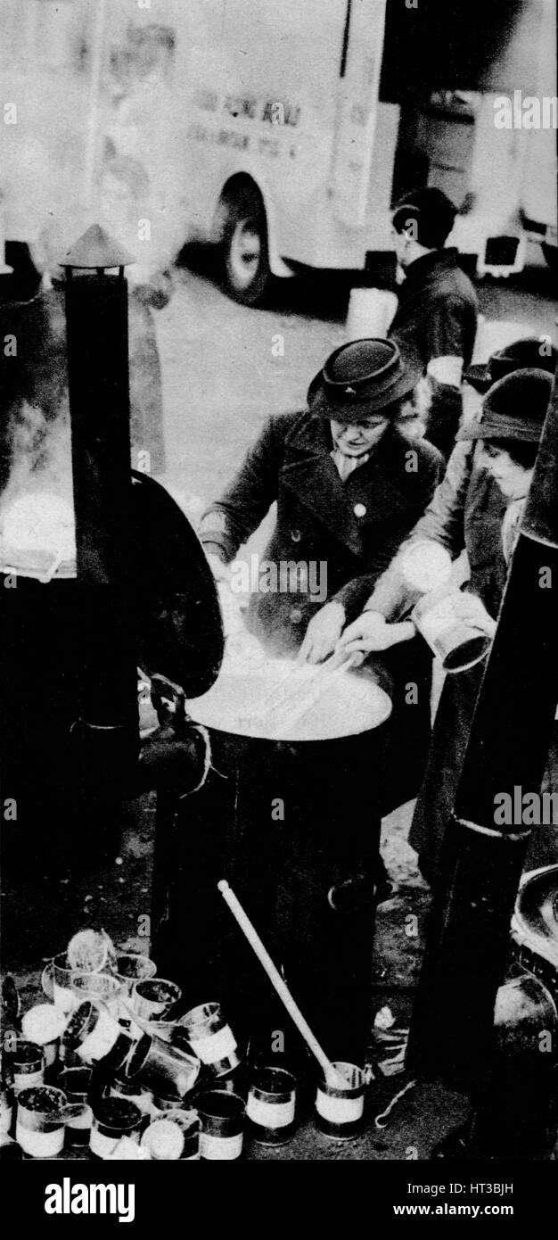 Many unknown people Black and White Stock Photos & Images - Alamy