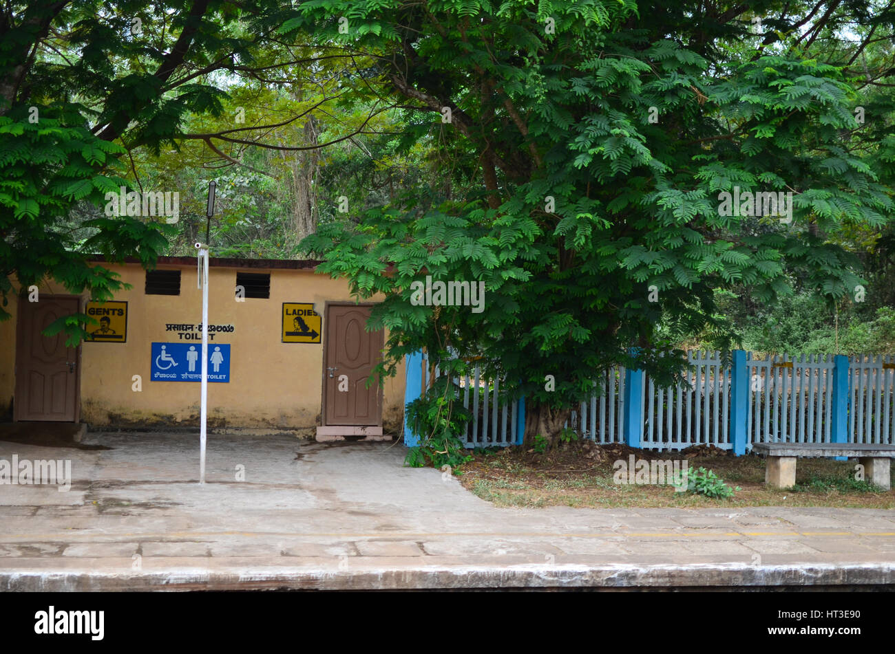 Rural railway platform Stock Photo - Alamy