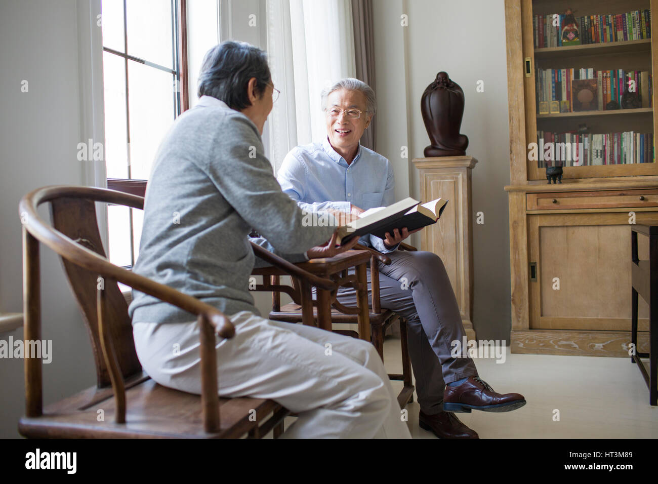 Men reading books hi-res stock photography and images - Alamy