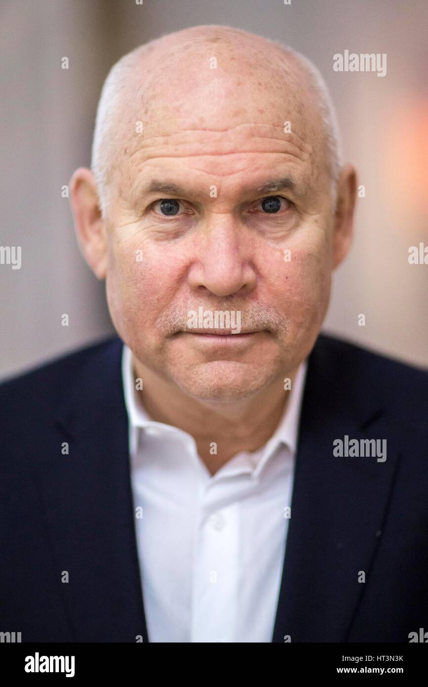 Portrait of photographer Steve McCurry Stock Photo - Alamy