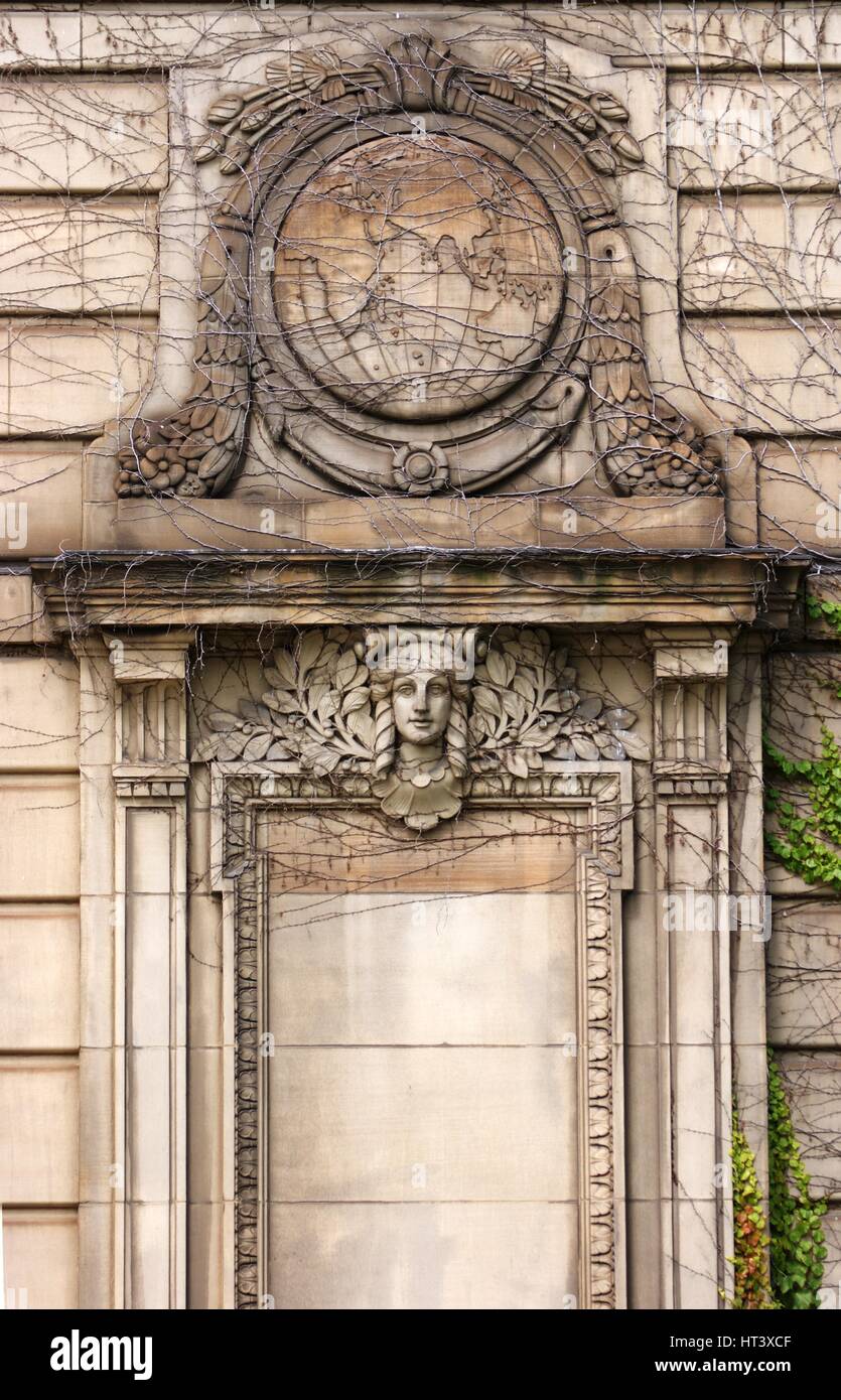 Building with carvings hi-res stock photography and images - Alamy