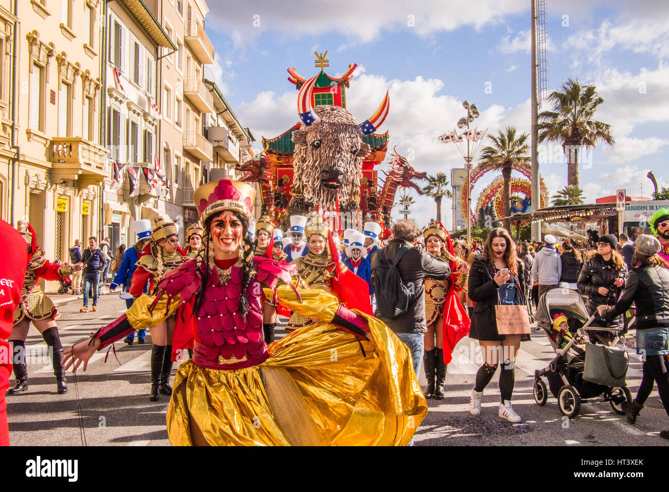 Carnival parade italy hi-res stock photography and images - Alamy