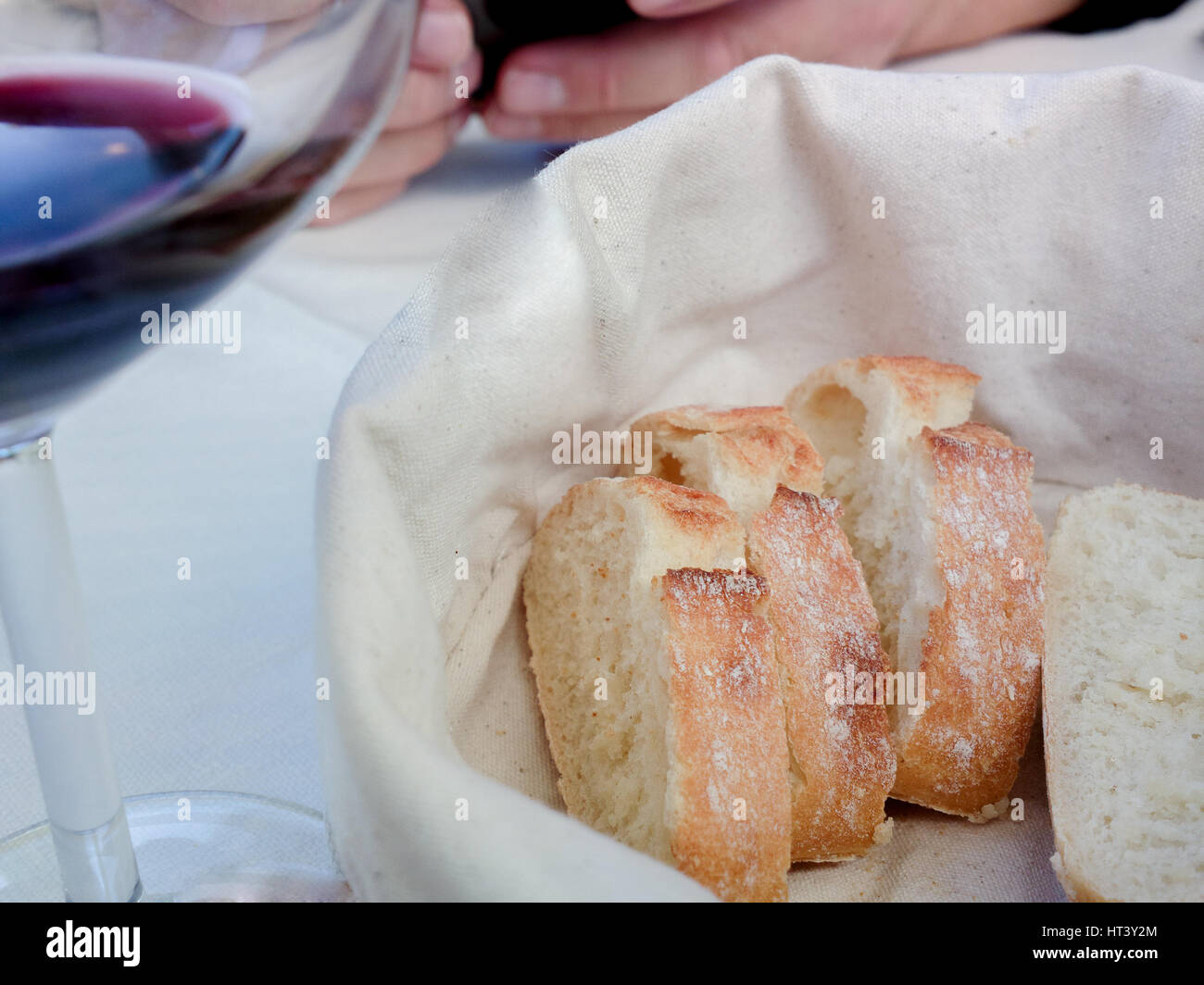 Sliced party loaf bread basket hi-res stock photography and images - Alamy