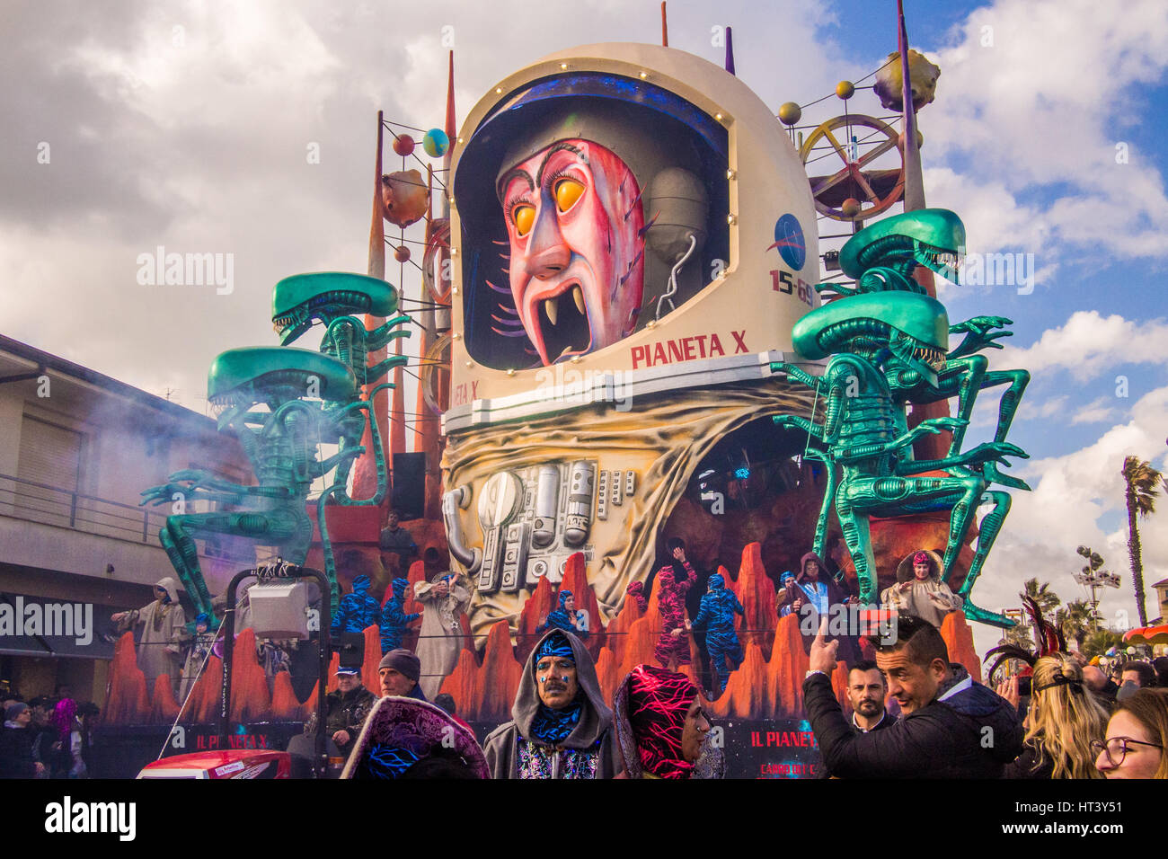 Alien costume hi-res stock photography and images - Alamy