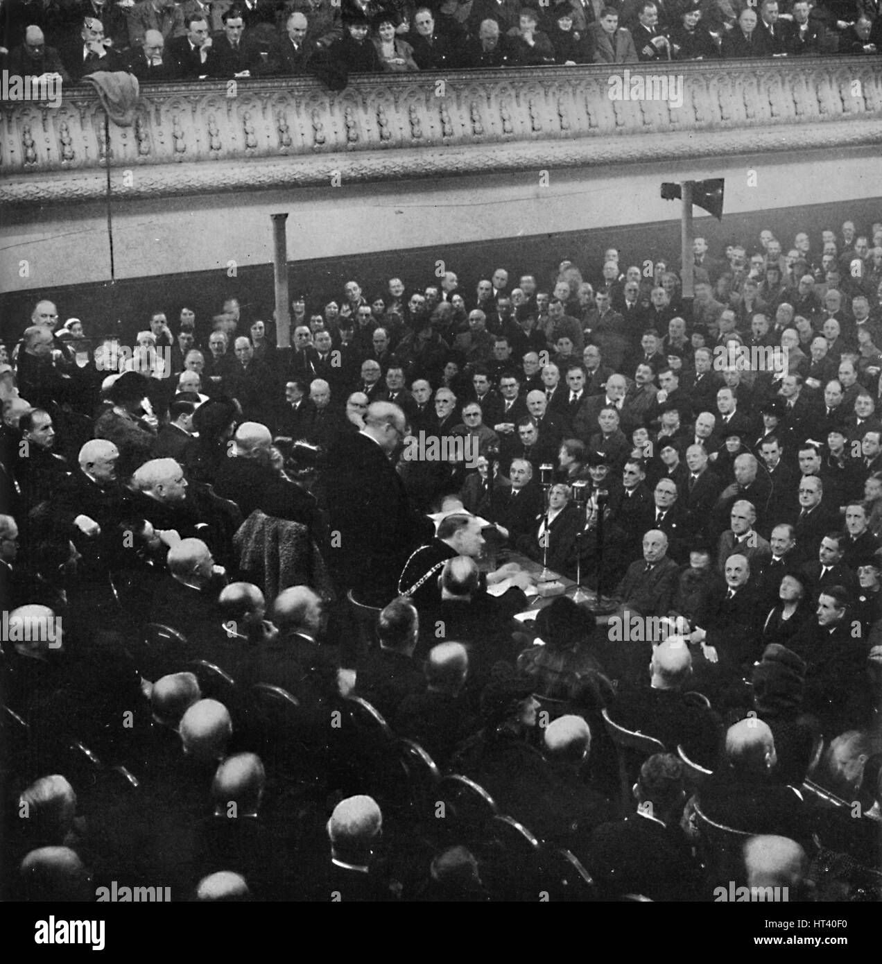 Winston churchill speech hi-res stock photography and images - Alamy