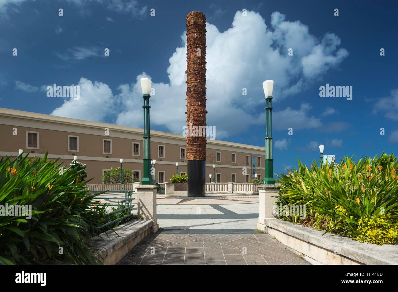 TOTEM TELURICO (©JAIME SUAREZ 1992) PLAZA DEL QUINTO CENTENARIO OLD SAN ...