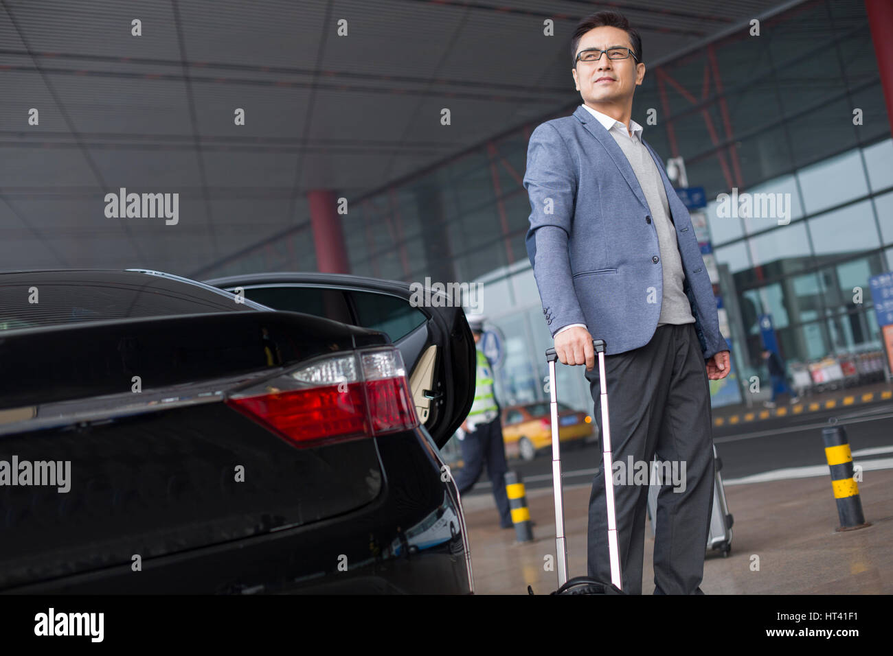 People getting luggage airport hi-res stock photography and images - Alamy