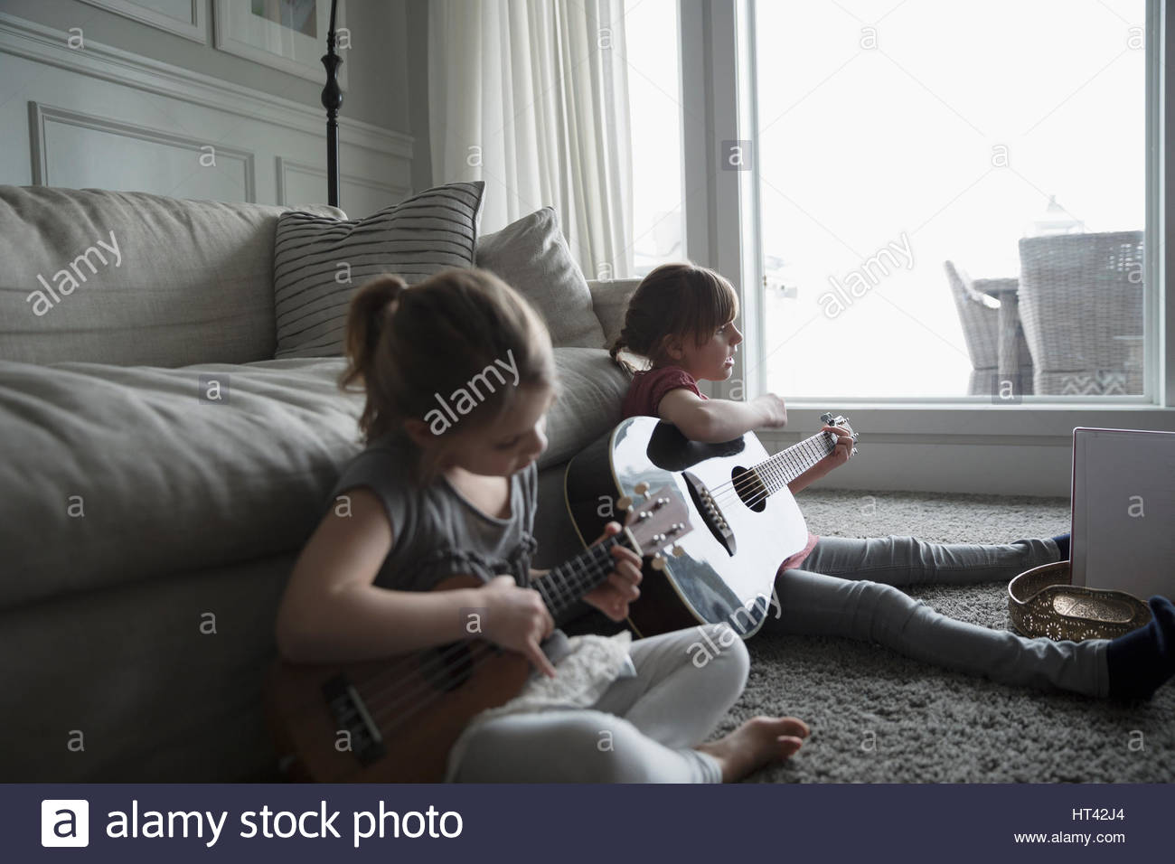 Sisters playing guitar hi-res stock photography and images - Alamy