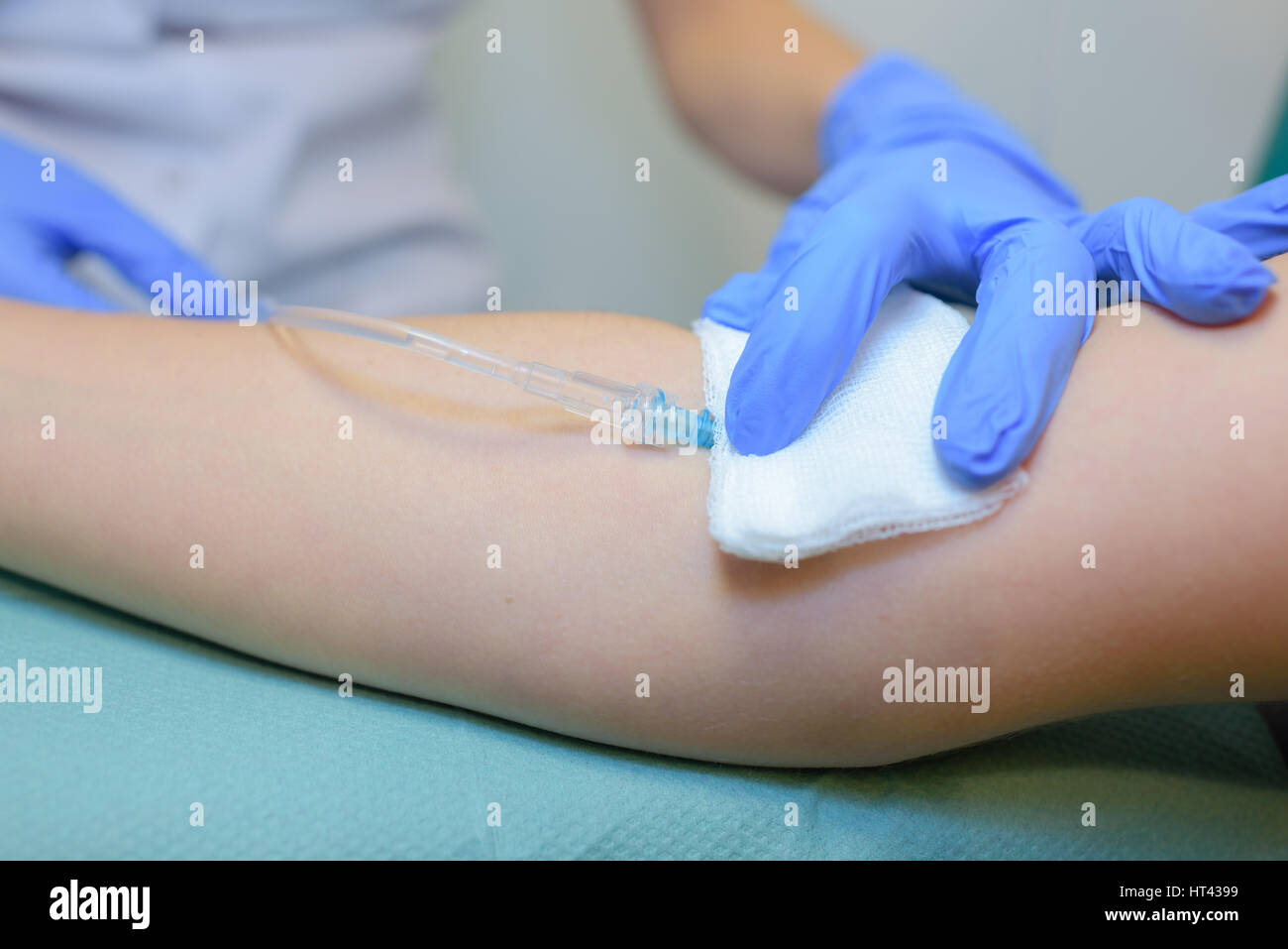 putting an IV to patient Stock Photo - Alamy