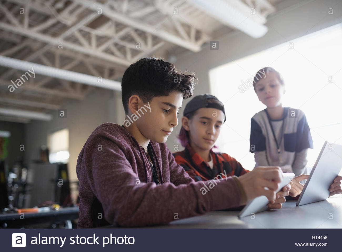 11 12 child reading tablet hi-res stock photography and images - Alamy