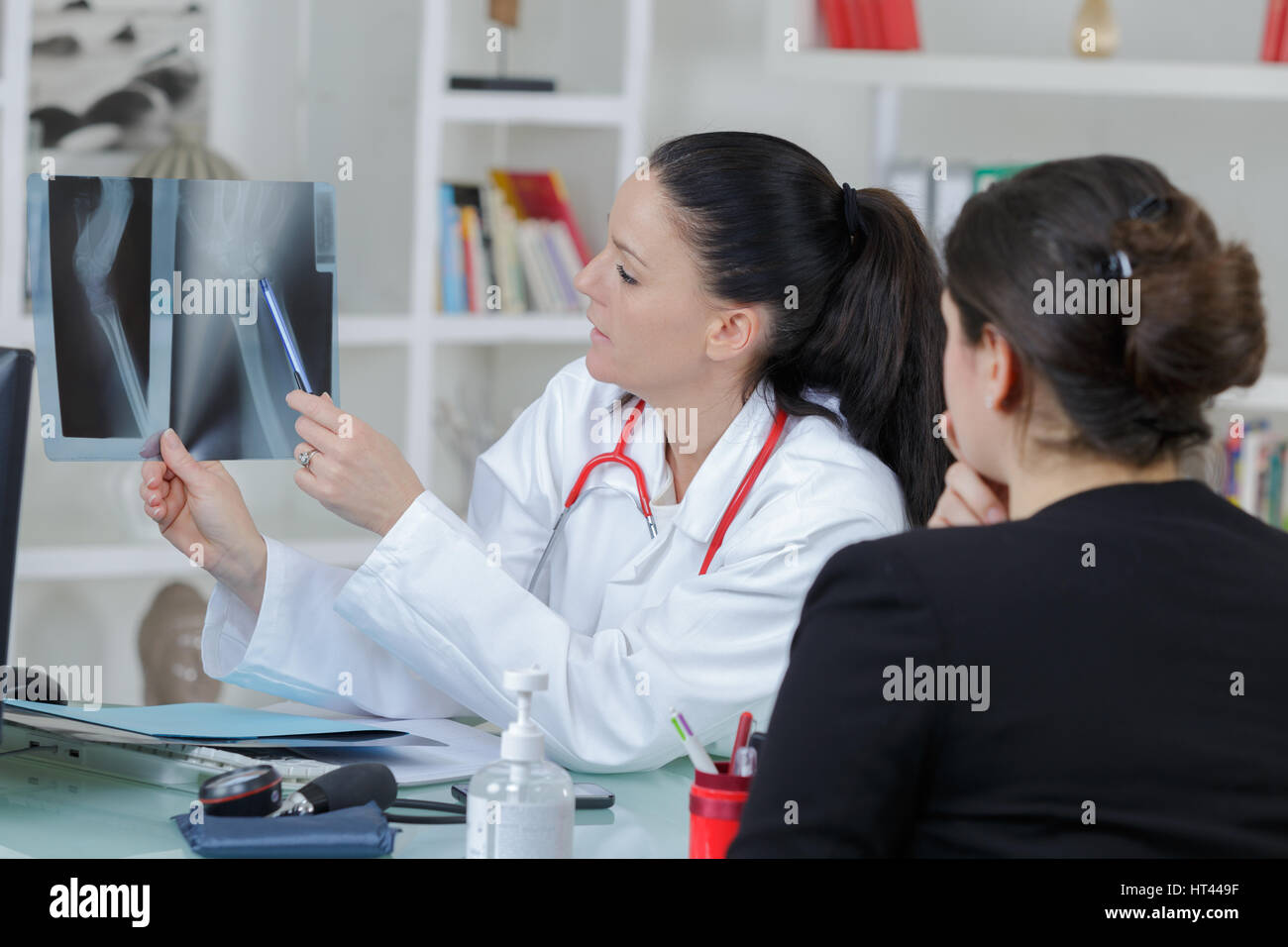 female doctor showing patients x ray Stock Photo - Alamy