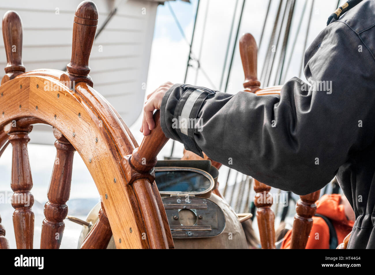 Old fashioned nautical wheel hi-res stock photography and images - Alamy
