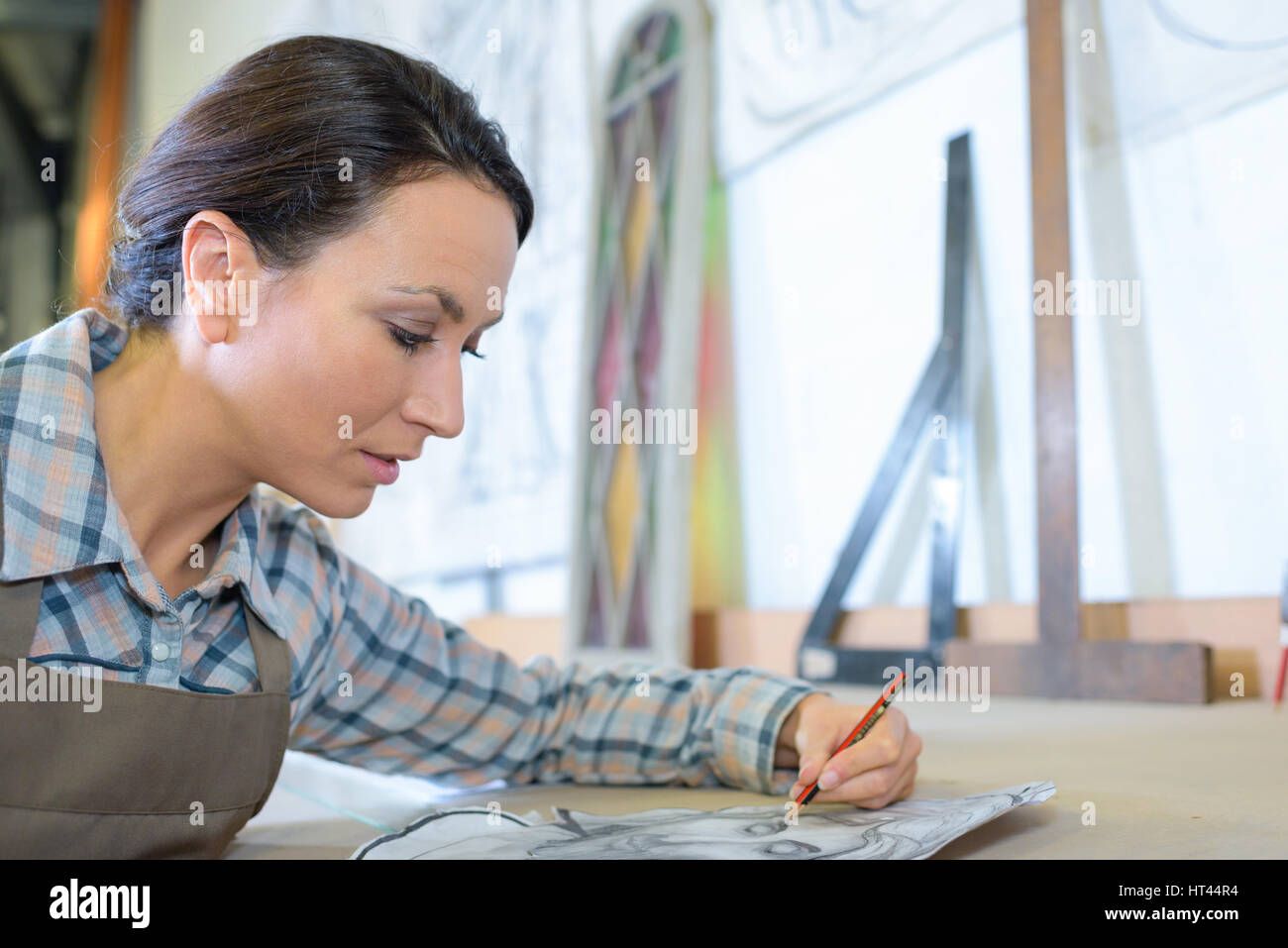 Left handed artist sketching Stock Photo - Alamy