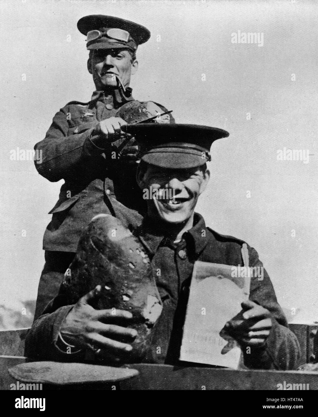 Ww1 soldier smoking a pipe Black and White Stock Photos & Images - Alamy