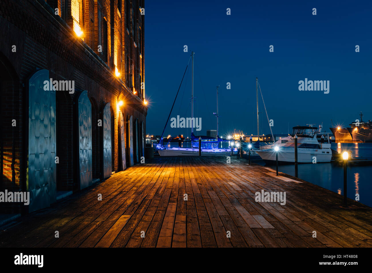 Waterfront night in fells point hi-res stock photography and images - Alamy