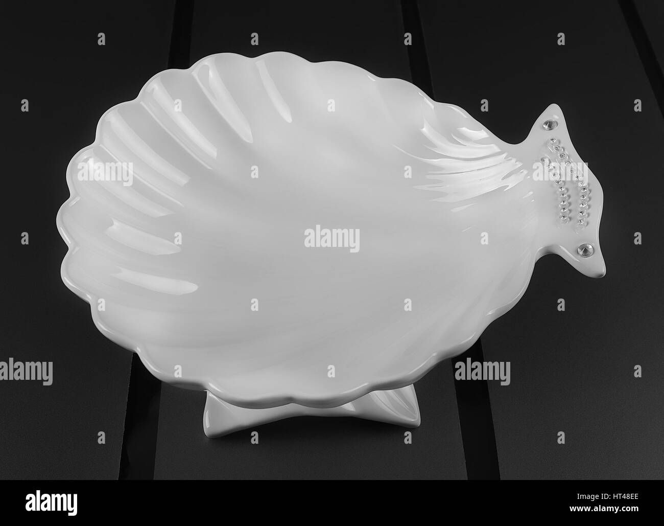 White porcelain fruit bowl-shaped shell Stock Photo - Alamy