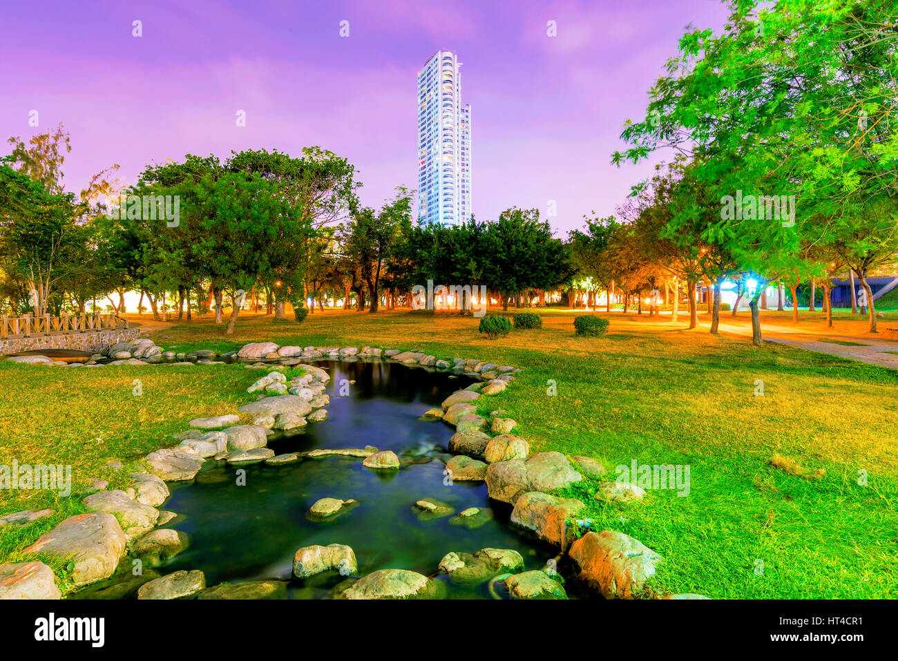 Night city park river hi-res stock photography and images - Alamy