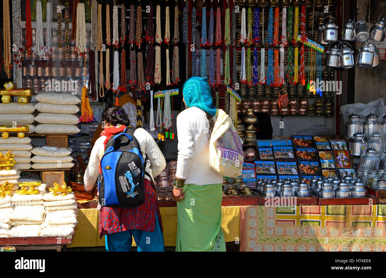Women buying jewelry indian hi-res stock photography and images - Alamy