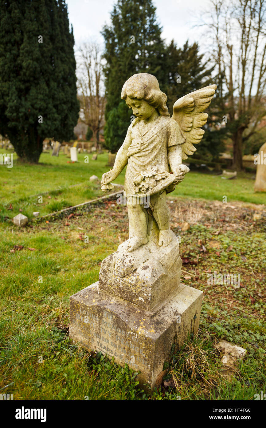 Winged cherub on a grave in High Wycombe Cemetery Stock Photo - Alamy