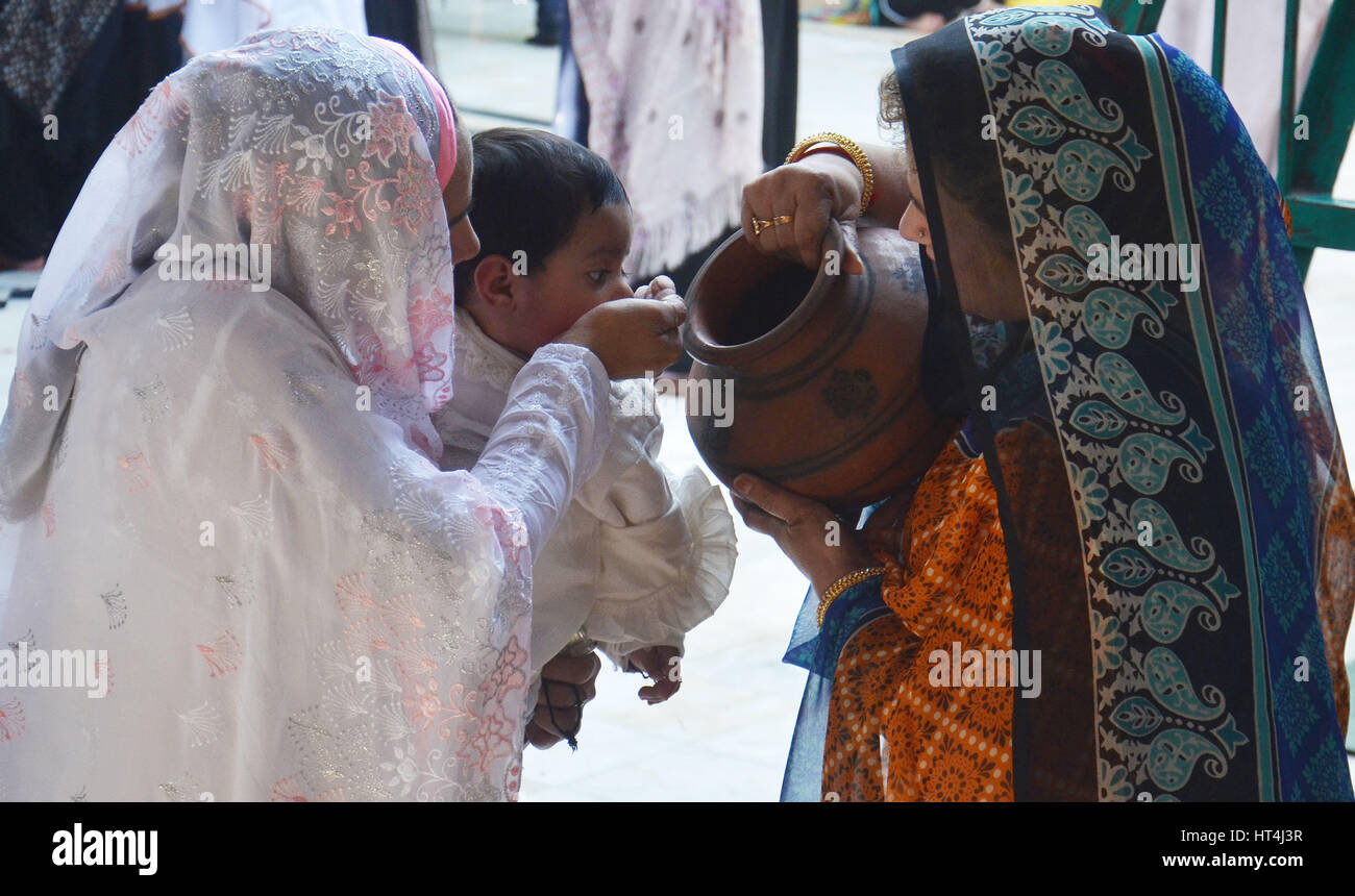 Lahore, Pakistan. 6th Mar, 2017. Pakistani women devotees bringing ...