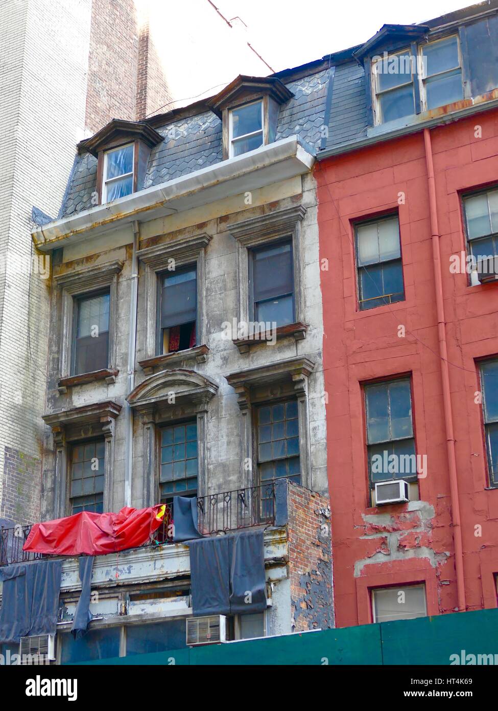Building needing paint hi-res stock photography and images - Alamy
