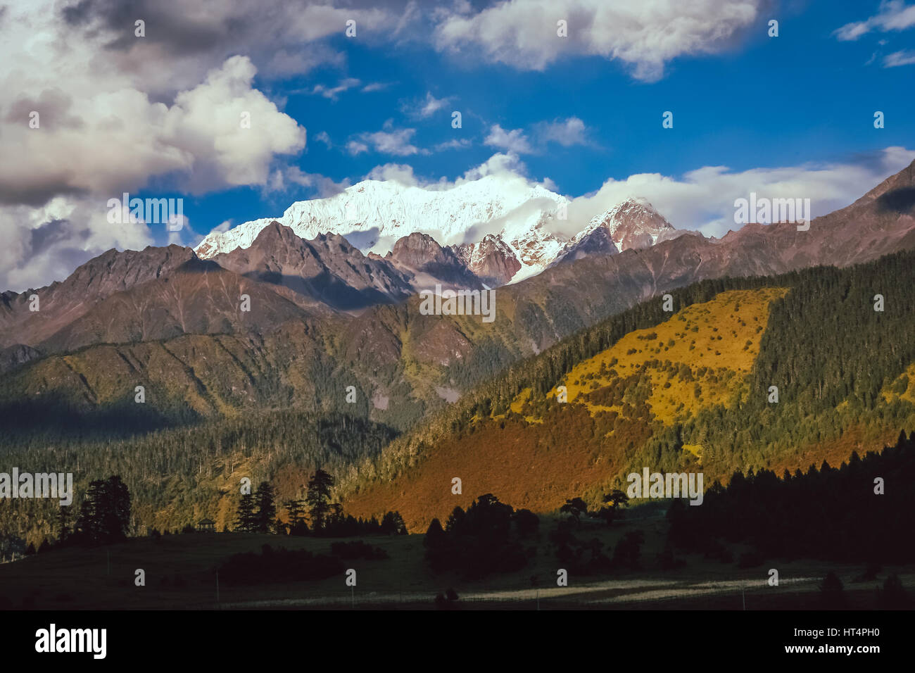Stunning alpine mountain landscape of Eastern Tibet Stock Photo - Alamy