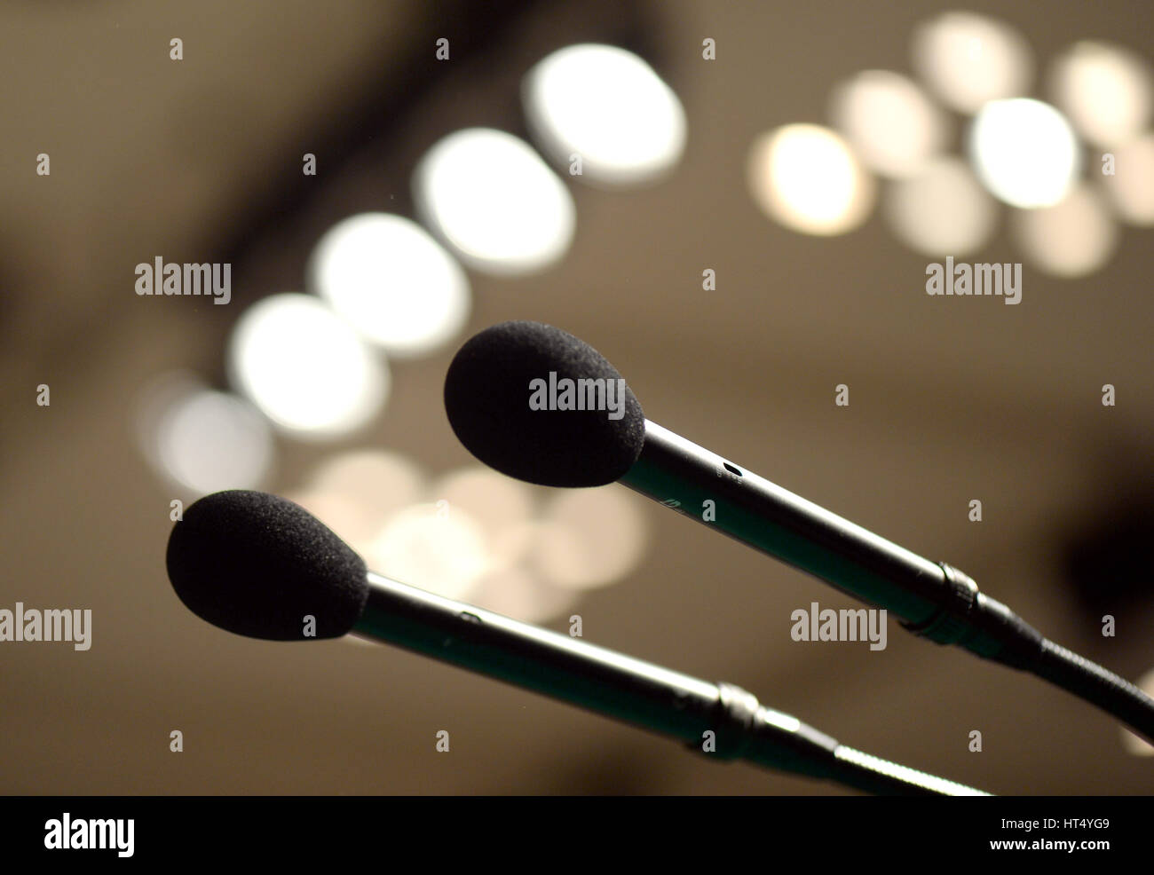Microphones podium news conference hi-res stock photography and images ...