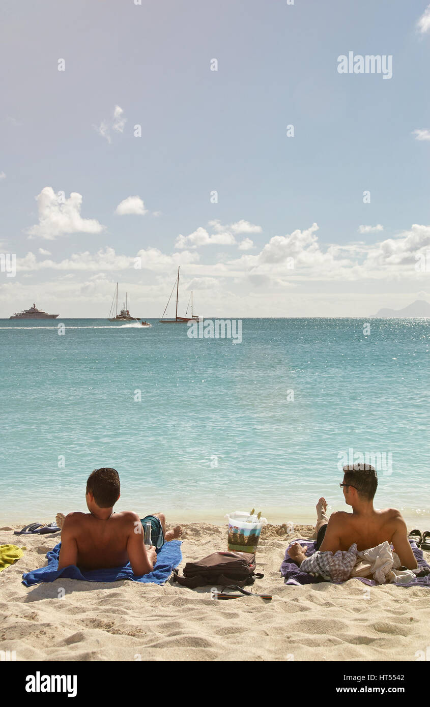 Gay male couple on beach hi-res stock photography and images - Alamy