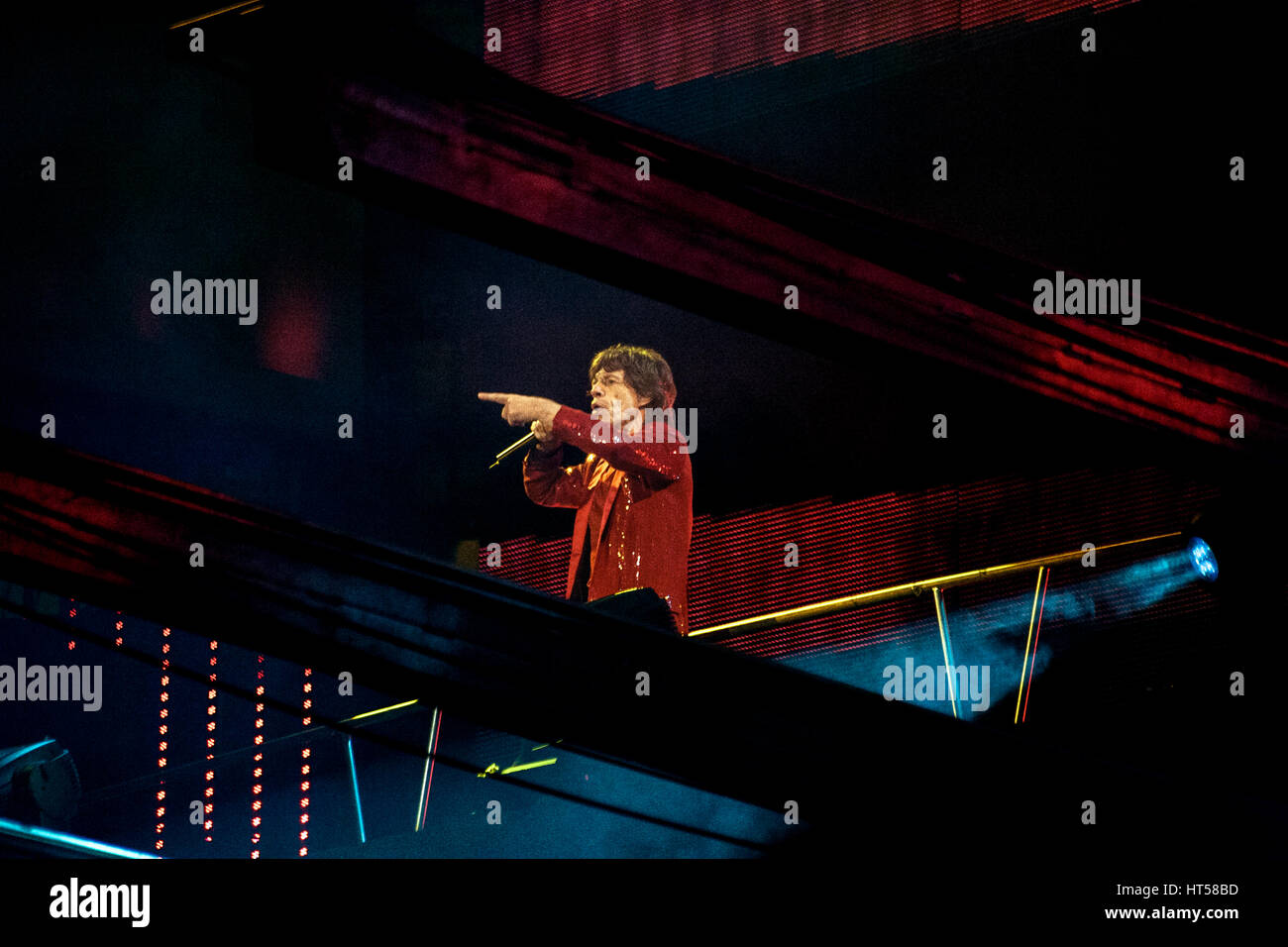 The rolling stones mick jagger singing hi-res stock photography and ...