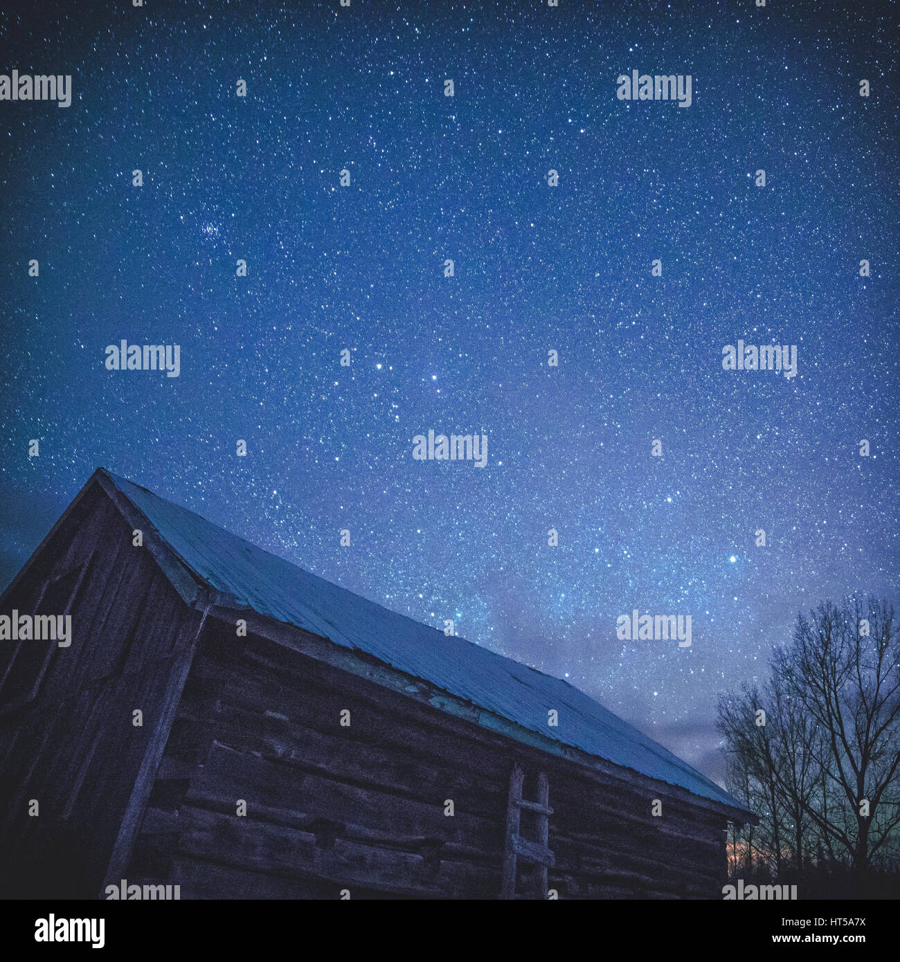 Old log cabin night hi-res stock photography and images - Alamy