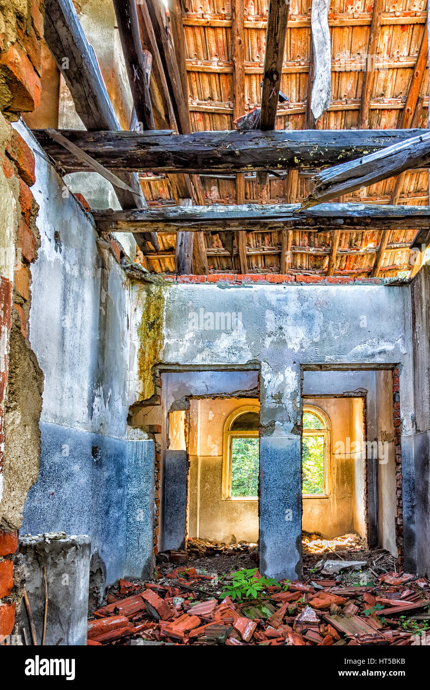 destroyed house room ruins Stock Photo - Alamy