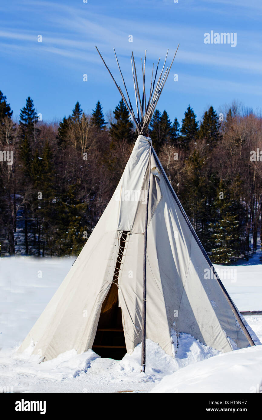 Indian crees tipi (also tepee or teepee Stock Photo - Alamy