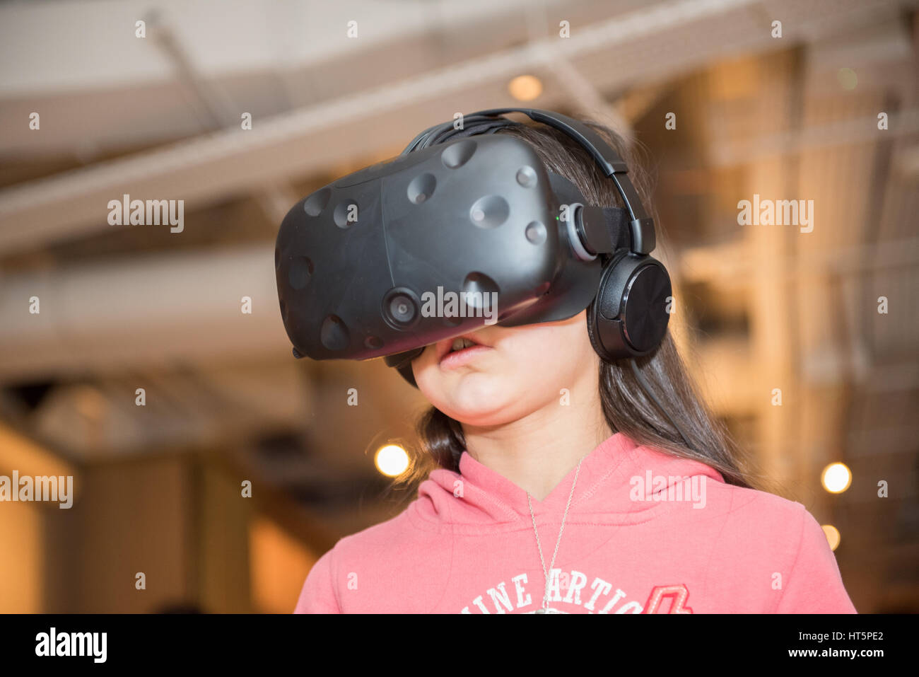 Girl wearing a virtual reality headset hi-res stock photography and ...