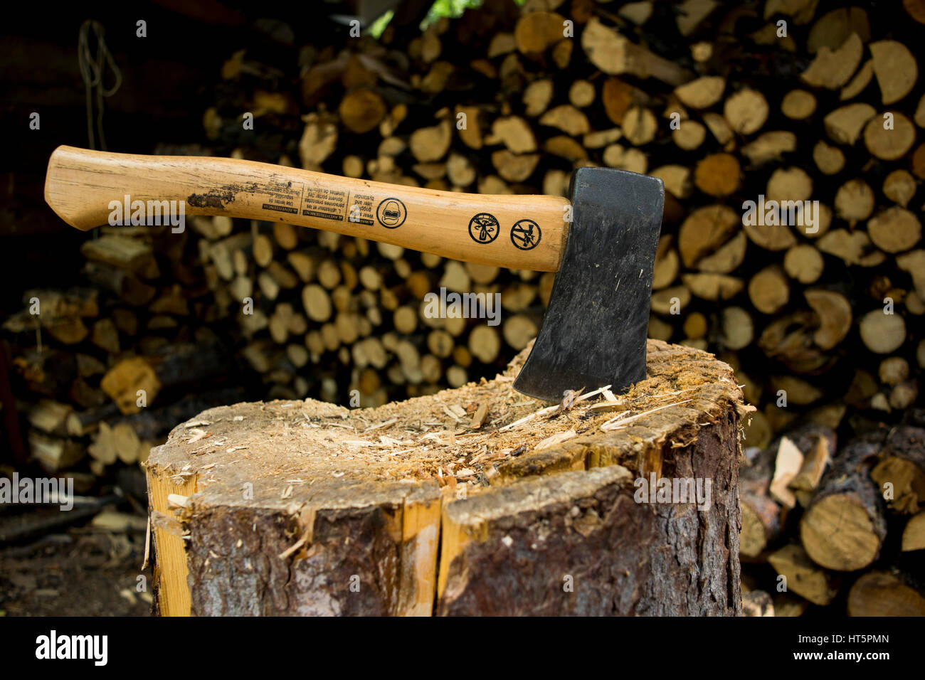 Chopping wood hi-res stock photography and images - Alamy
