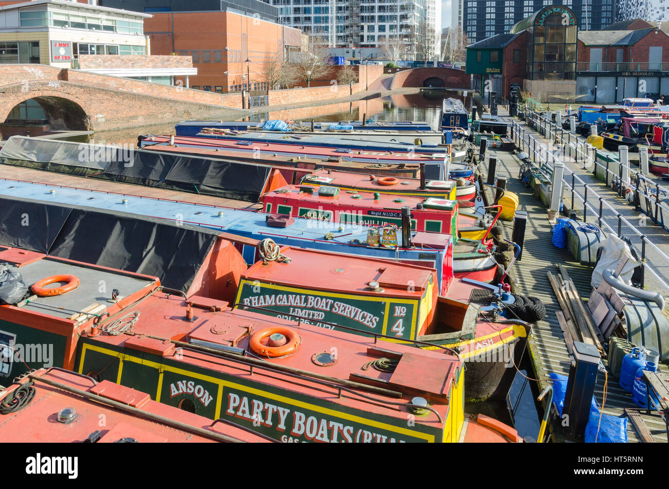 Colourful narrow boats on Gas Street Basin in the centre of Birmingham ...