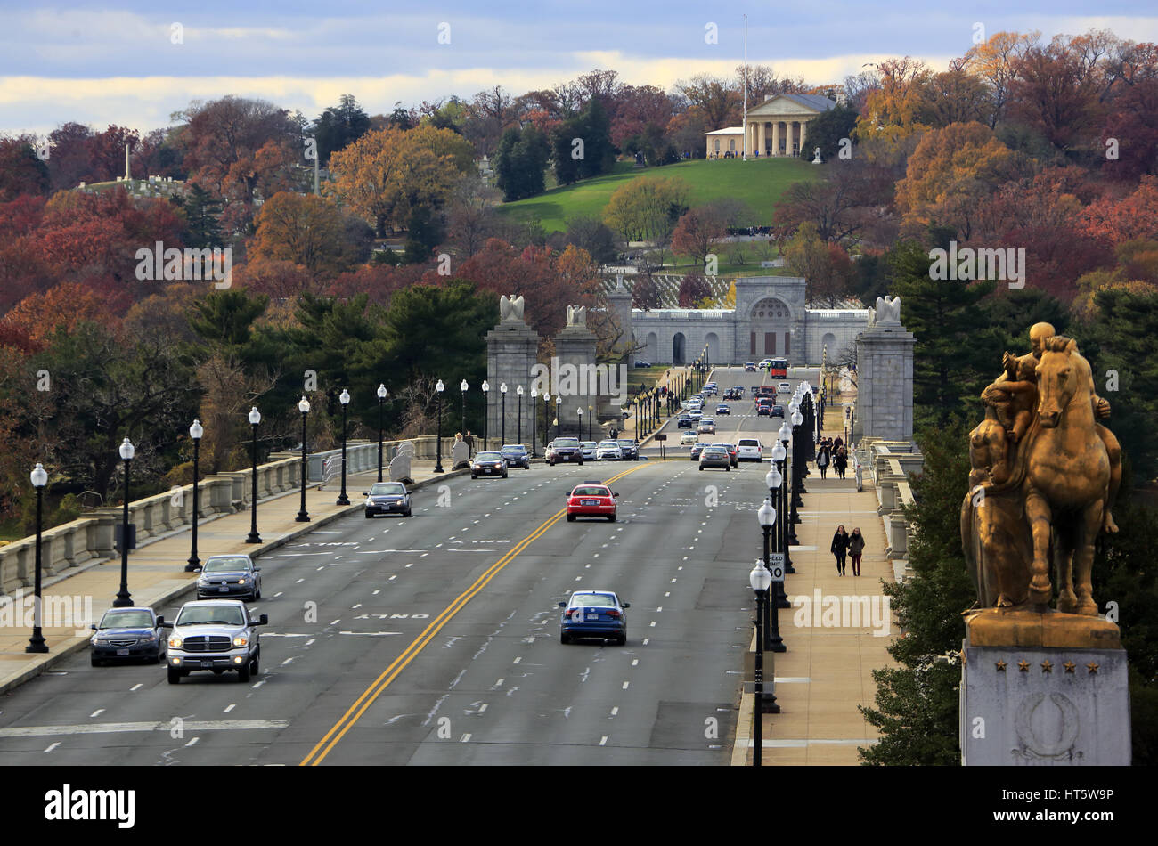 Arlington Memorial Bridge over Potomac River with Arlington House at ...