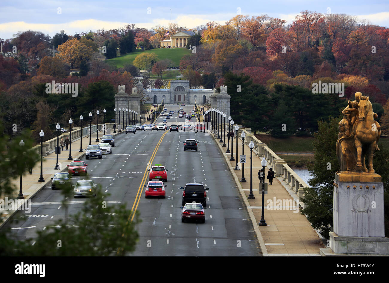 Arlington Memorial Bridge over Potomac River with Arlington House at ...