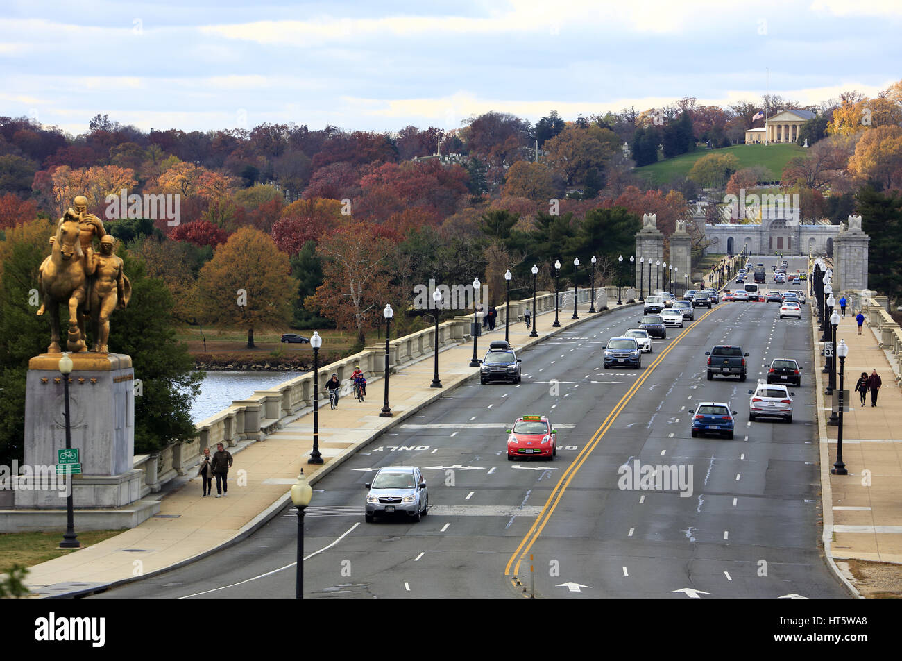 Arlington Memorial Bridge over Potomac River with Arlington House at ...