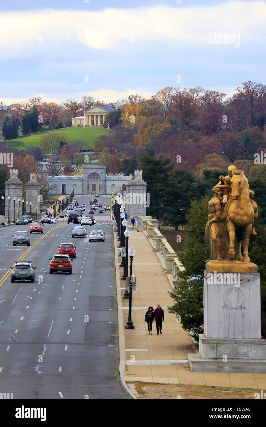 Arlington Memorial Bridge over Potomac River with Arlington House at ...