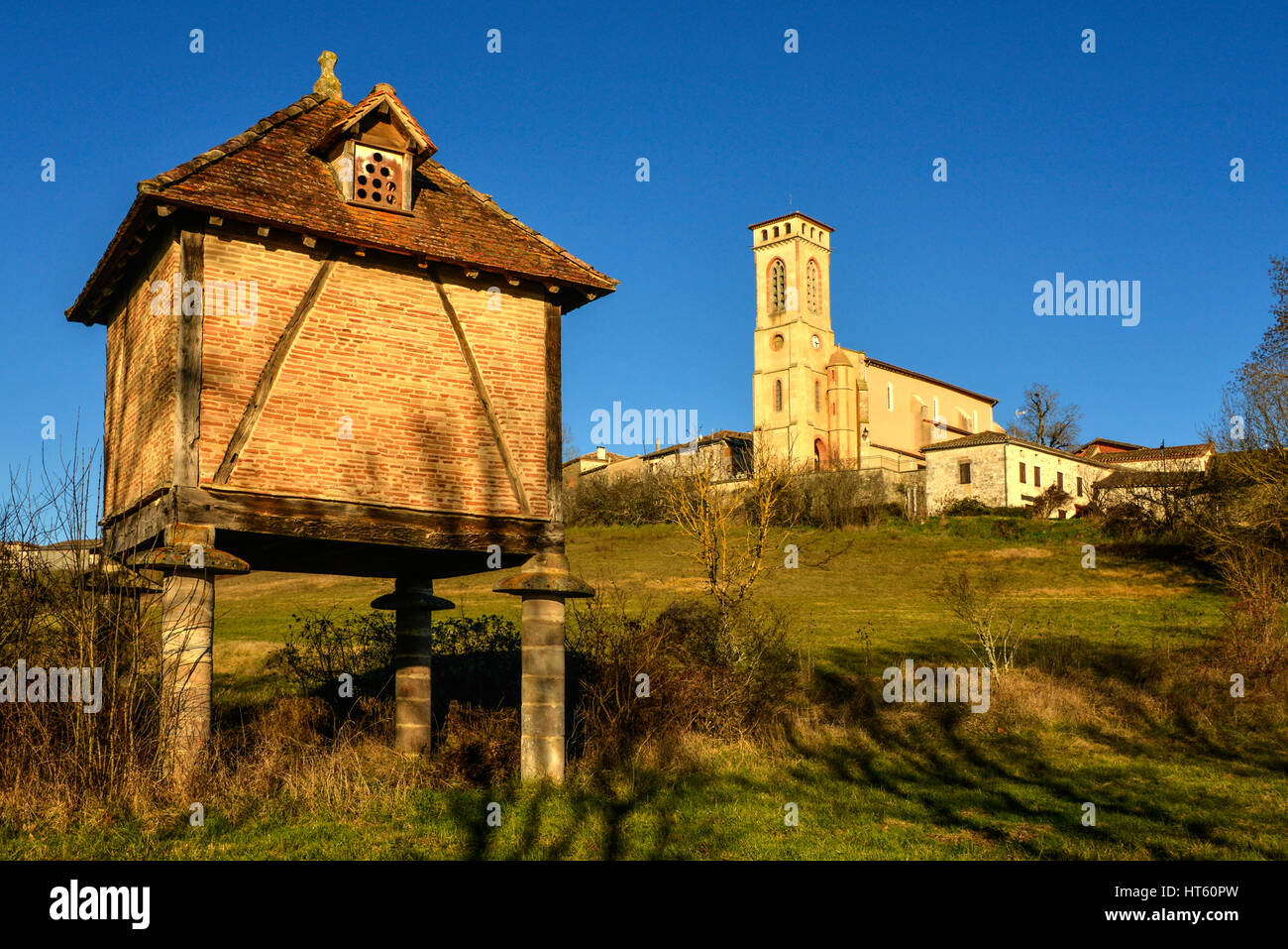Doves at dovecote hi-res stock photography and images - Alamy