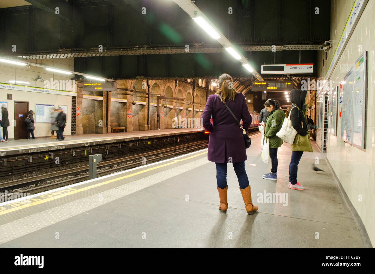 Passengers waiting for tube train on london underground station platform hi-res stock ...