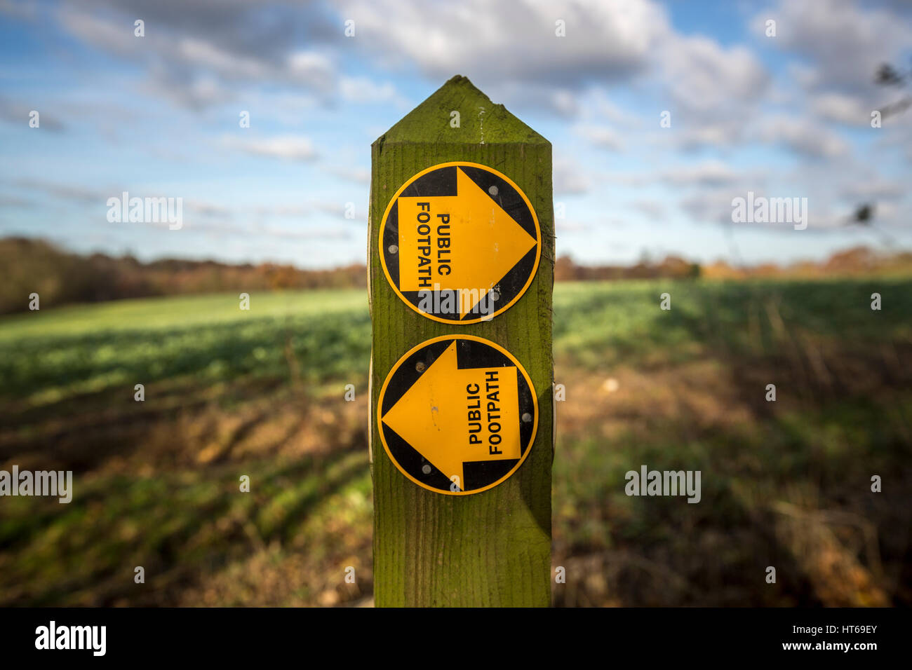Walking sign countryside hi-res stock photography and images - Alamy