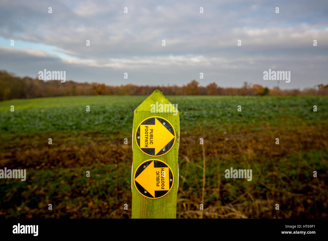 Walking sign countryside hi-res stock photography and images - Alamy